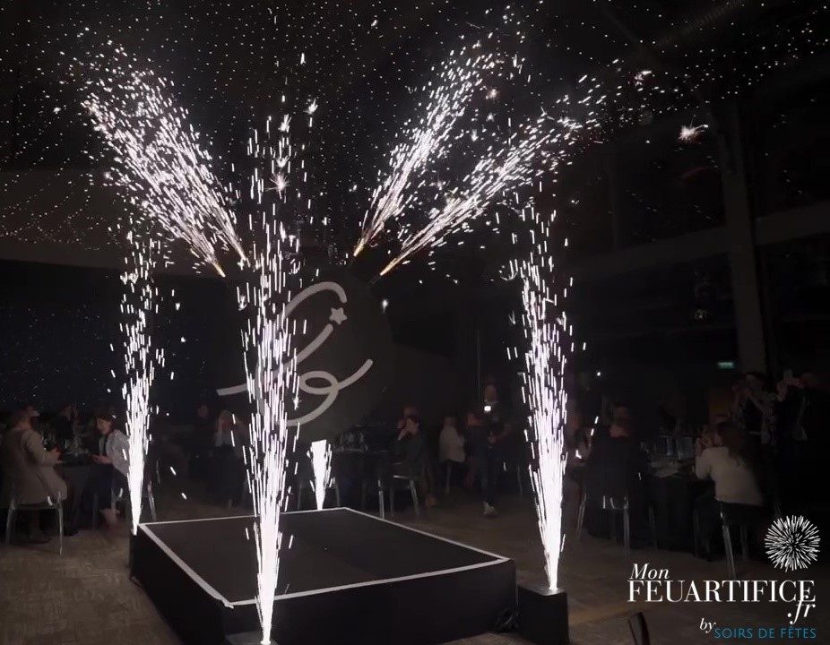 Spectacle de feu, feux d'artifice d'intérieur, lettres de feu ...